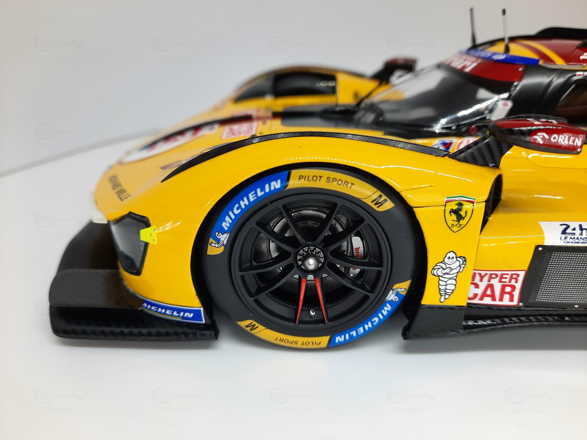 Ferrari 499P 1:18 Modellauto von Looksmart | Modelly